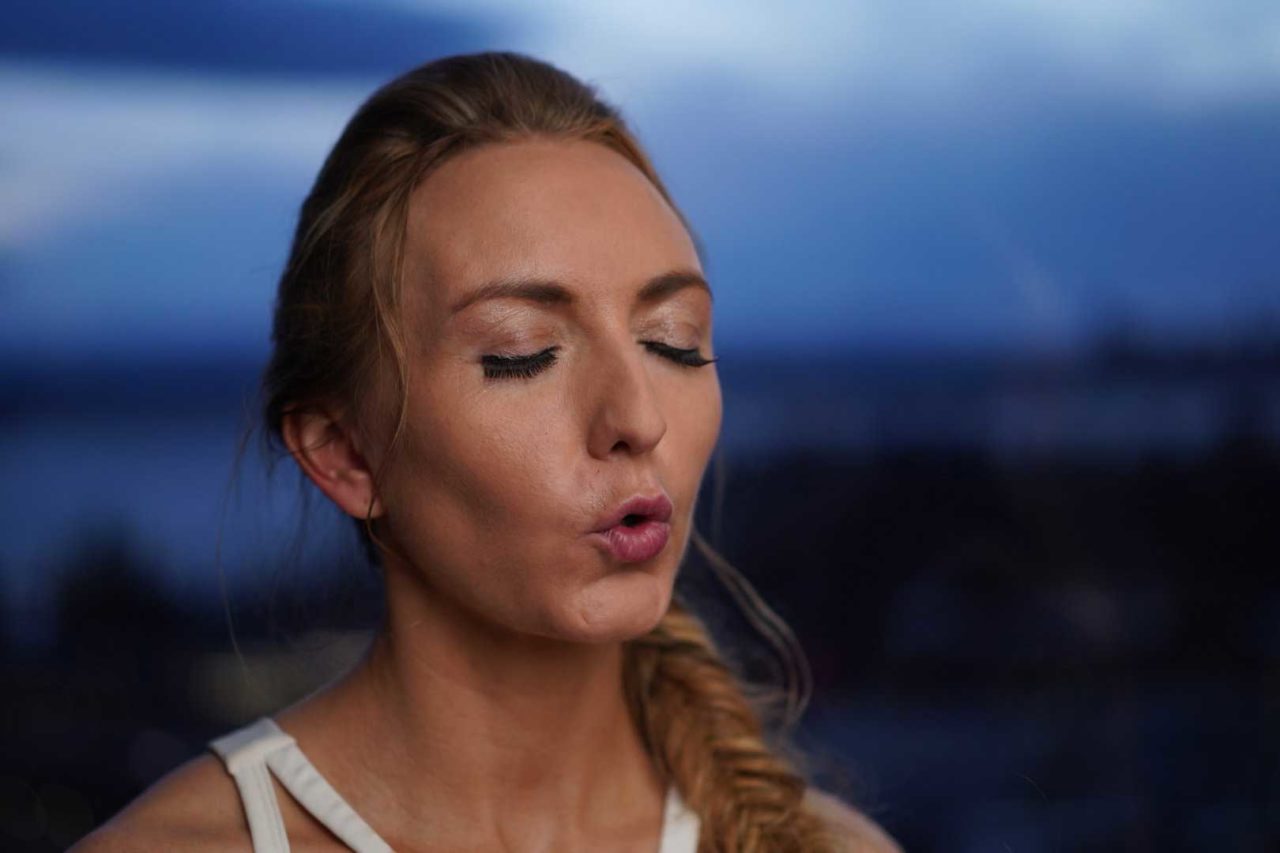 How to Do Sitali Pranayama: The Cooling Breath – Brett Larkin Yoga
